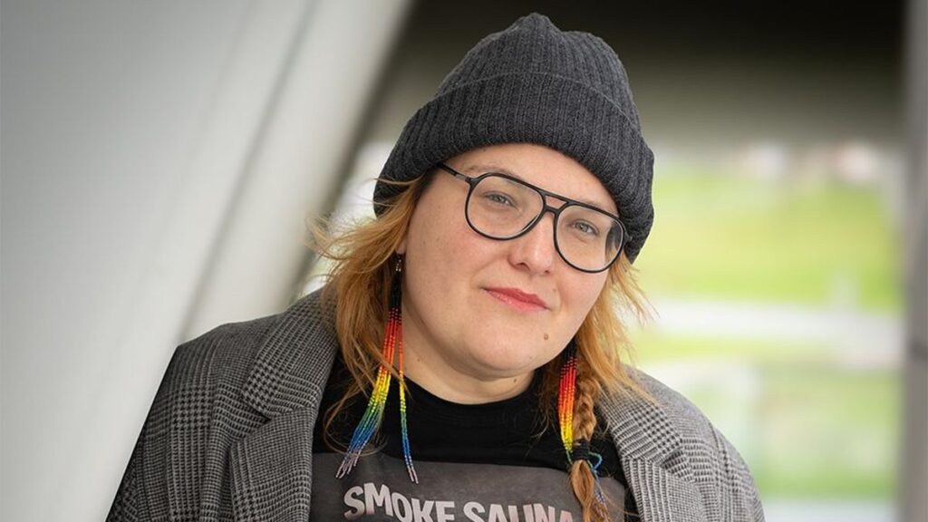 Anna Hints over Smoke Sauna Sisterhood - Filmkrant